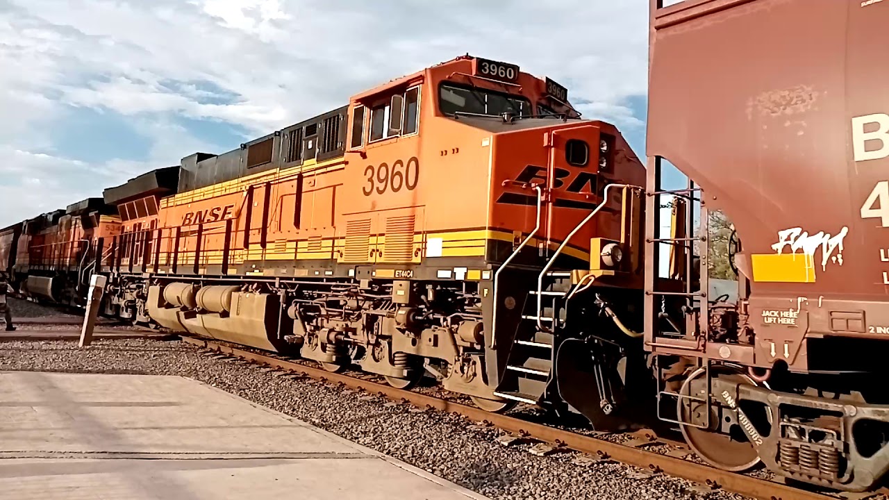 GRANELERO BNSF N° 3838 ET44C4 Tier 4, FXE 4616 ES44AC DPUs Mid BNSF 3960 ET44C4 Tier 4, 5342 D9 ...