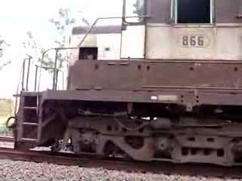 Dupla de EMD DDM45 - YouTube
