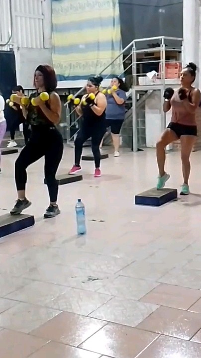 Bíceps con mancuernas en step (Dinámico) - YouTube