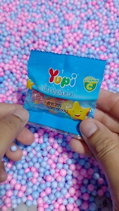 Mencari jajanan yupi little stars dalam butiran styrofoam #shorts #yupi - YouTube