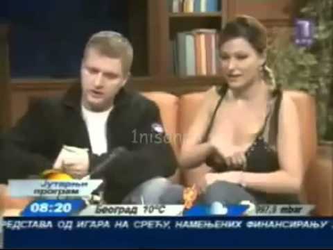 Canlı Yayında Göğüsleri Açıldı