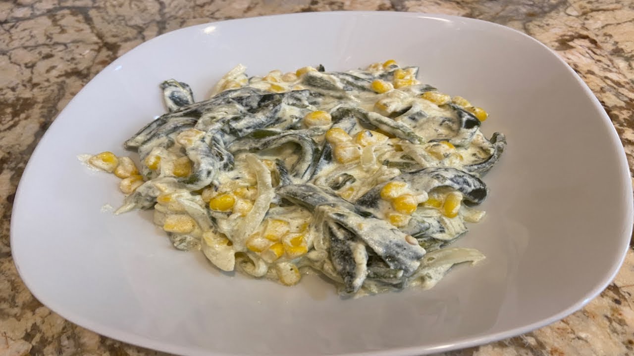 Rajas de chile poblano con crema y elote - YouTube