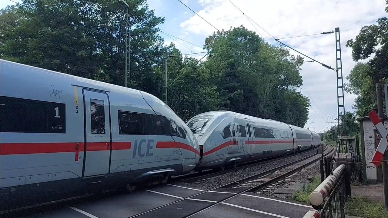 Bahnübergang im Krugfeld Hildesheim Züge am Donnerstag 8.8.2024 ICE 4 ...