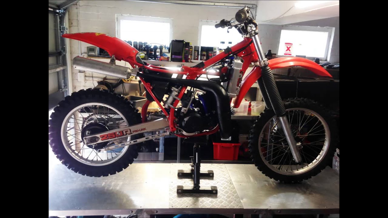 84 Honda CR250 Rebuild in 90 seconds - YouTube