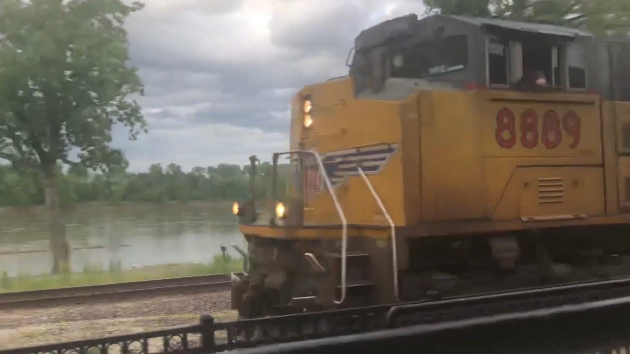 UP 8889 Leads Fast Intermodal Train - YouTube