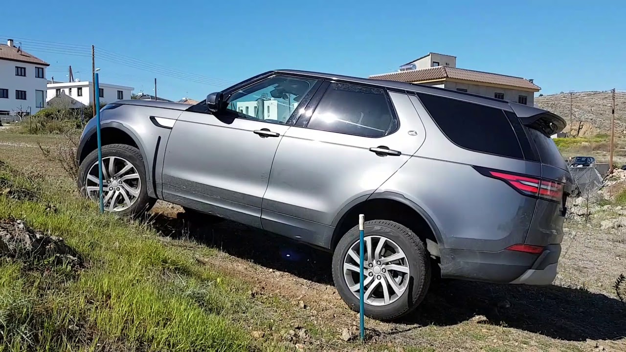Land rover DEFENDER vs discovery 5 - YouTube