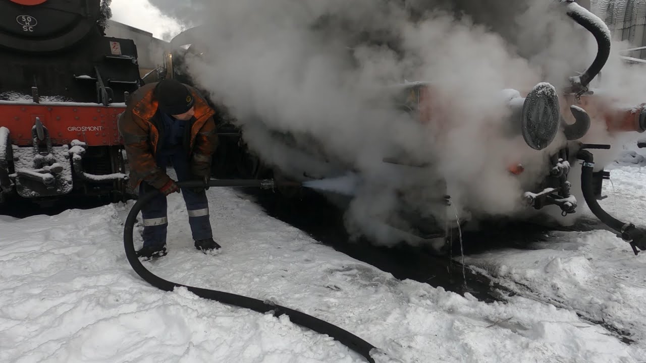 NYMR - Defrosting the steam locos with a steam lance at Grosmont MPD ...