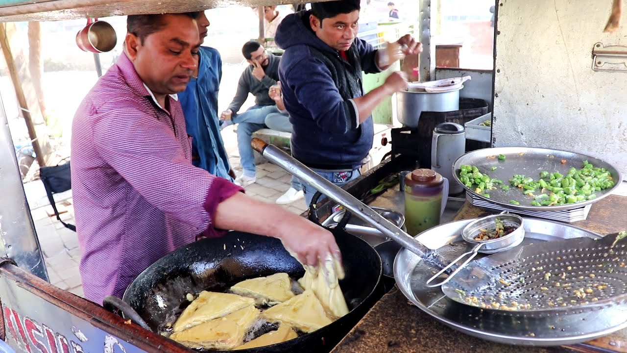 Famous Tea Stall Vendor Selling Bread Pakoda | Roadside Delicious Veg ...