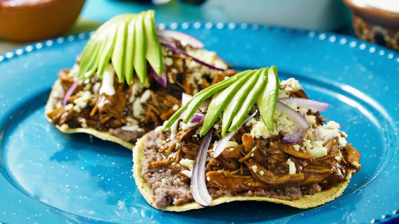 Tostadas de Pollo con Mole - YouTube