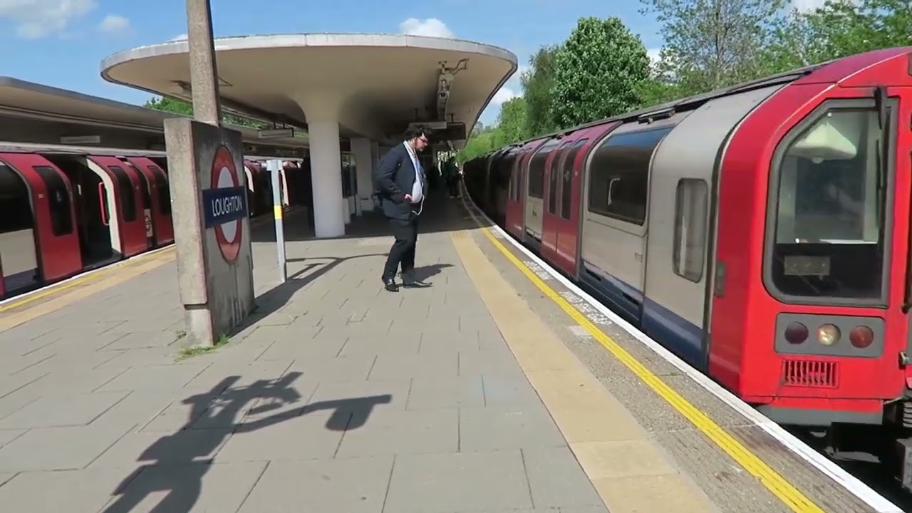 London Underground Central Line 1992 Stock Trains At Loughton 10 May ...