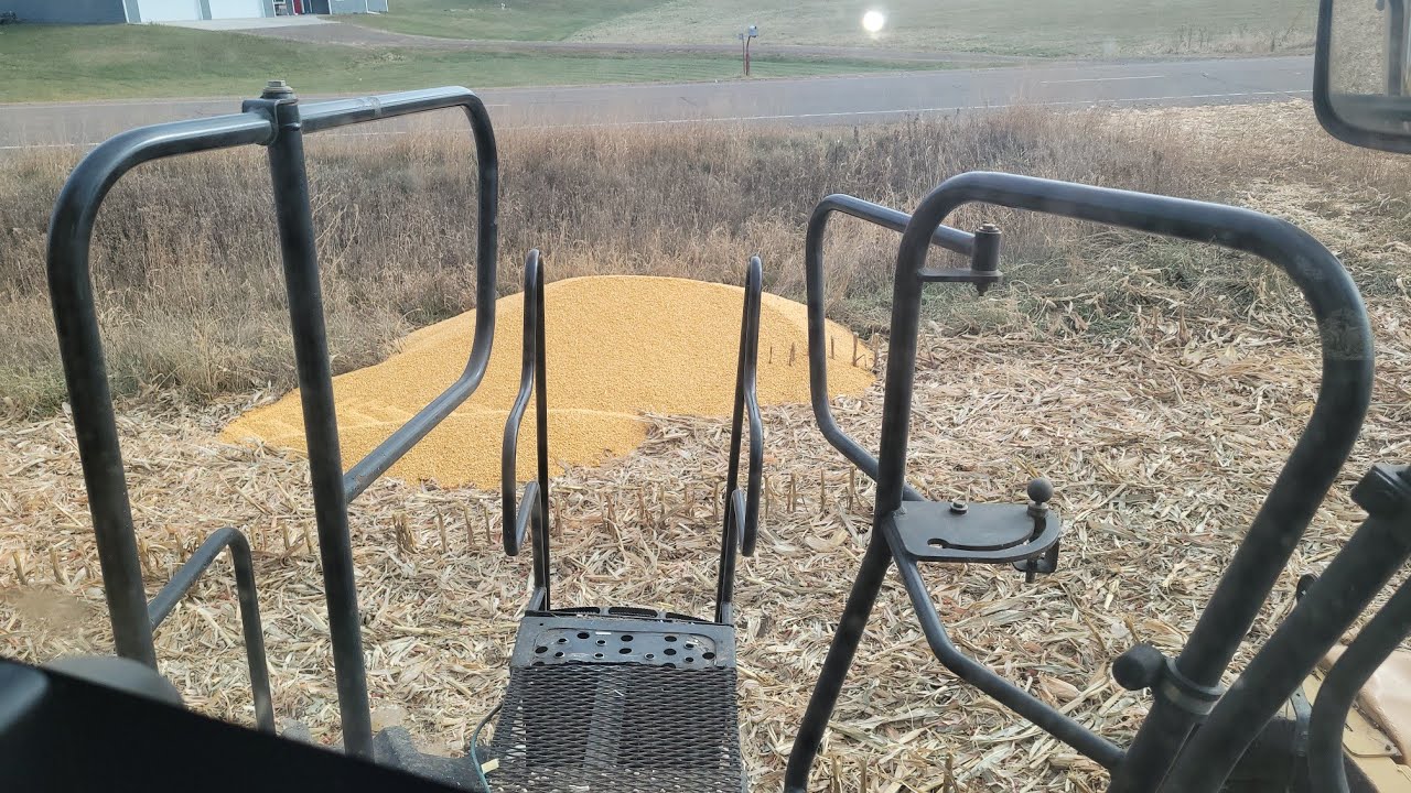Spilling corn, remembering my old 7700 John deere combine. Custom corn ...