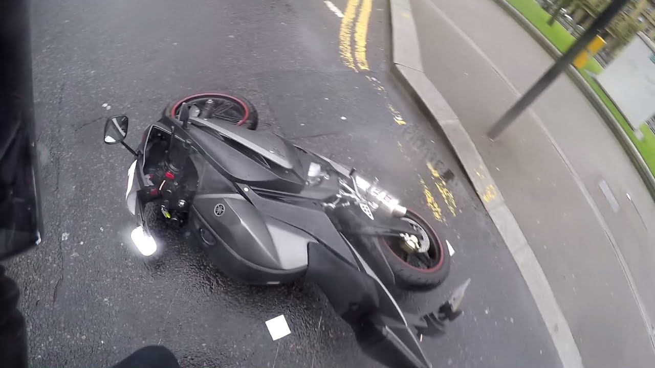 GIRL CRASHES Yamaha YZF R125 - YouTube