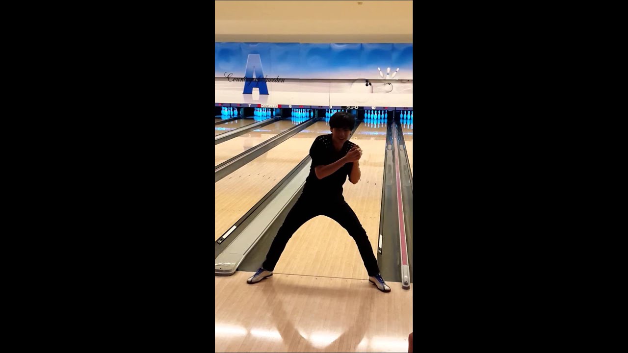 คชา โยนโบว์ลิ่งท่าพิเศษ Bluo Paragon 29102013.mp4 - YouTube