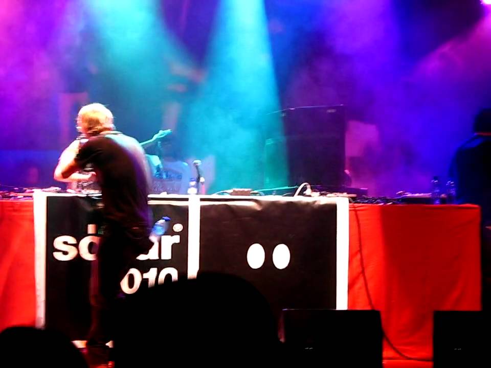 Eclair Fifi & Hudson Mohawke (LuckyMe, UK) - SONAR 2010 - YouTube
