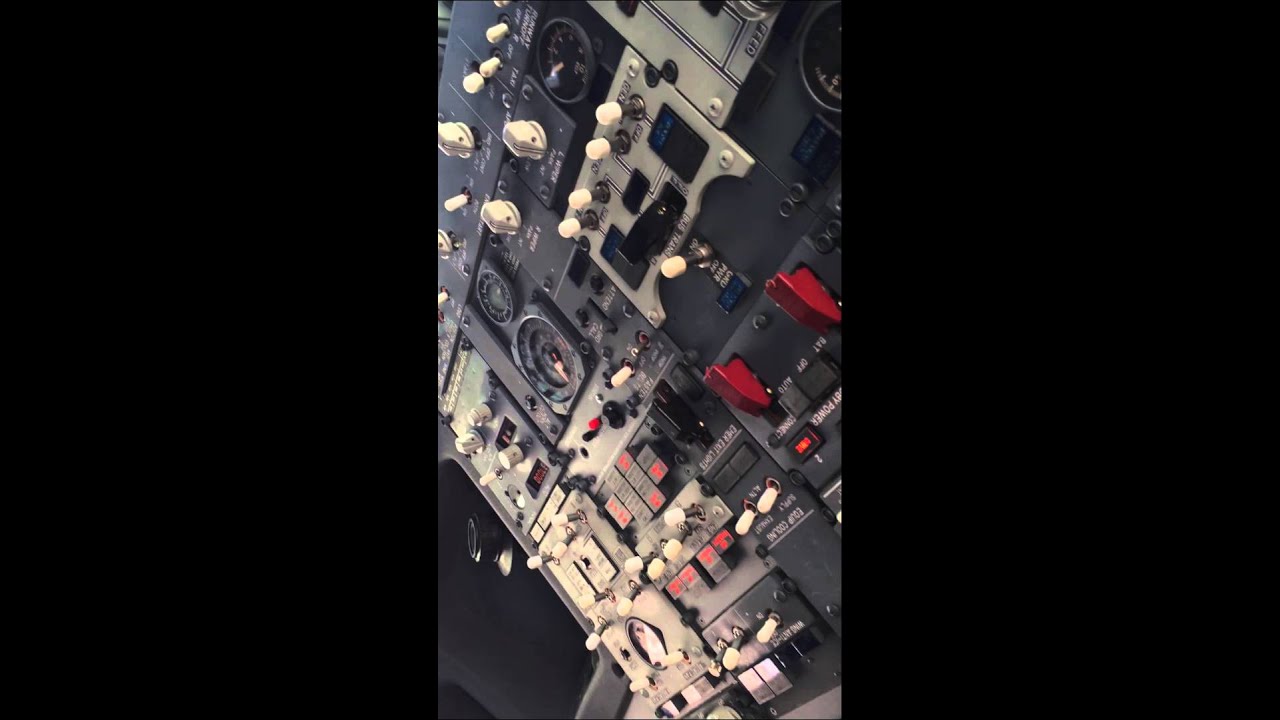Boeing 737-800 Flight Deck - YouTube