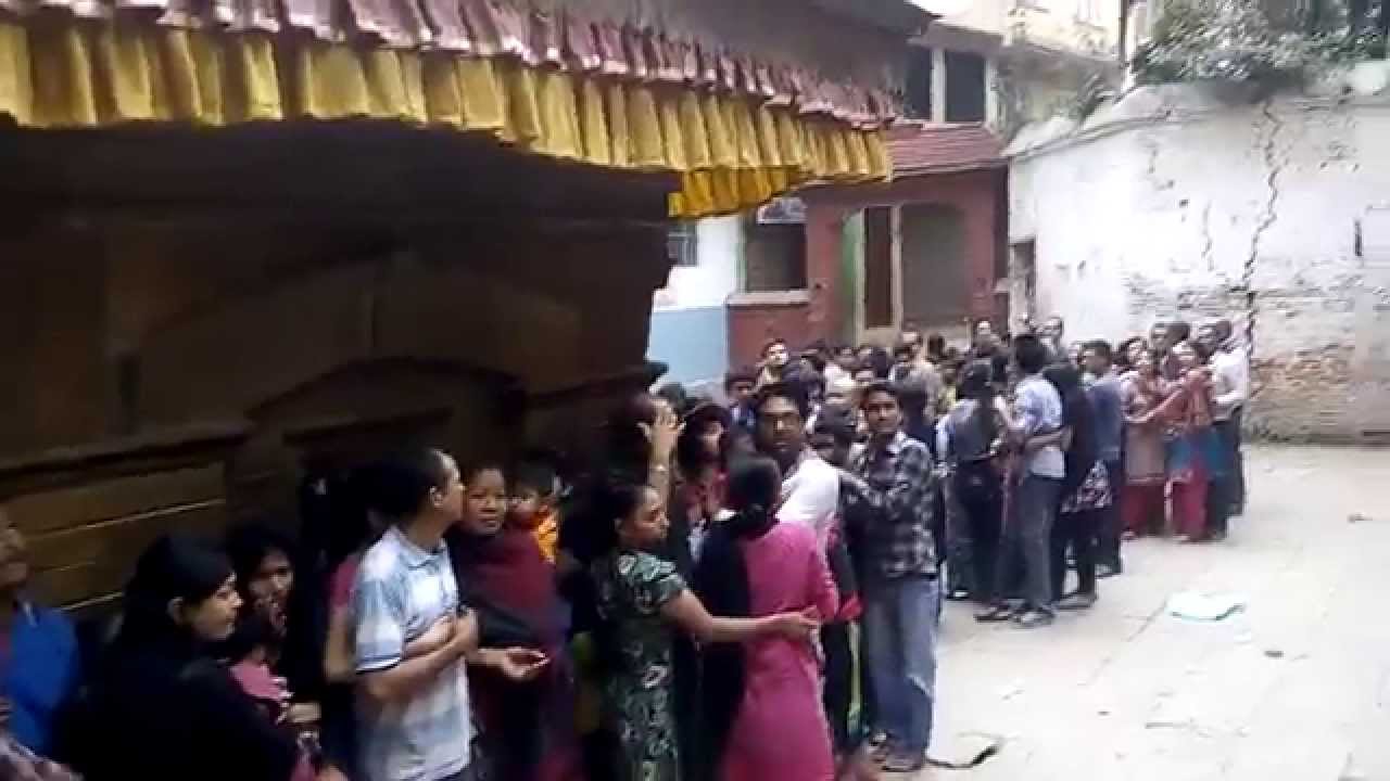 Raktakali Dega (mandir) Nepal earthquake 1st aftershock moment - YouTube