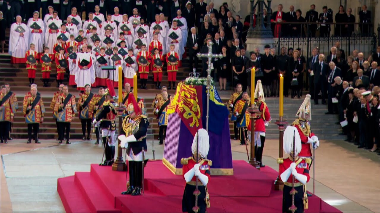 Coffin procession from Buckingham Palace to Westminster Hall - YouTube