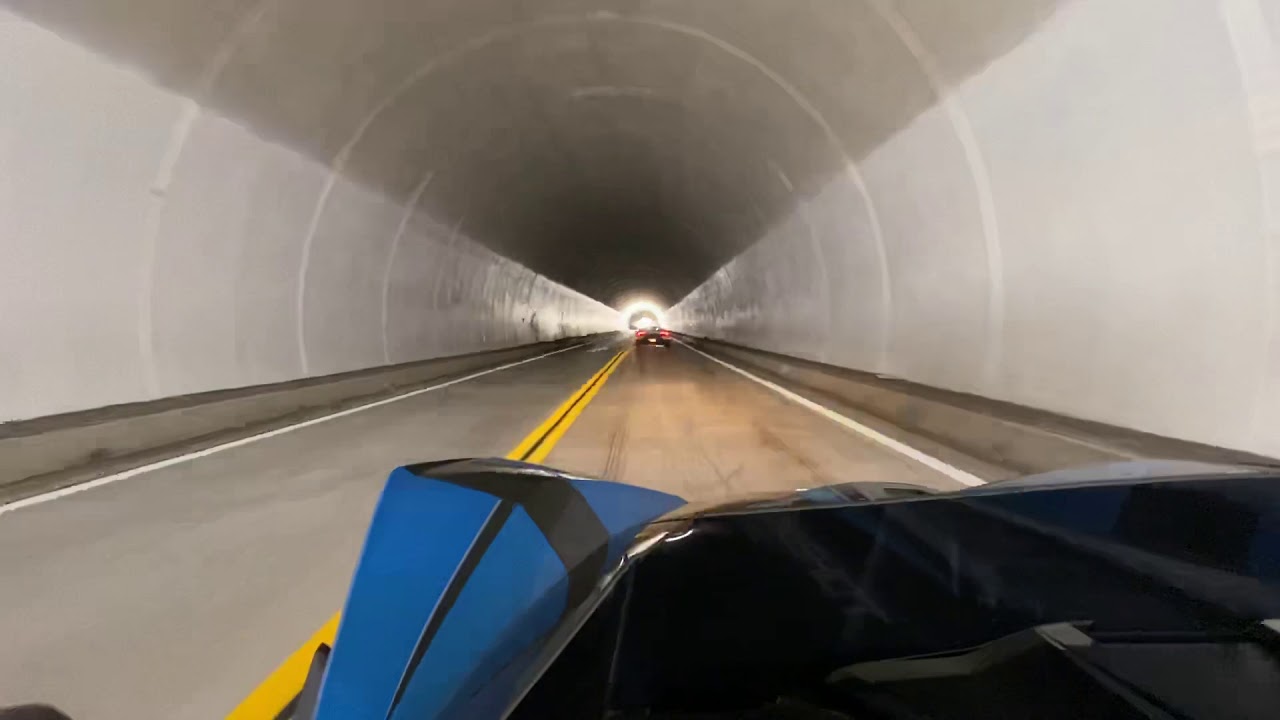 SLr Slingshot vs Lambo LP tunnel - YouTube