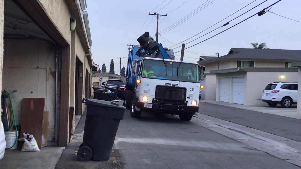 Garbage trucks at night part 3 - YouTube