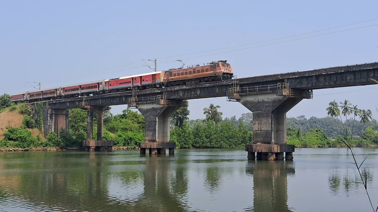20111 Mumbai CSMT-Madgaon Junction Konkankanya Superfast Express ...