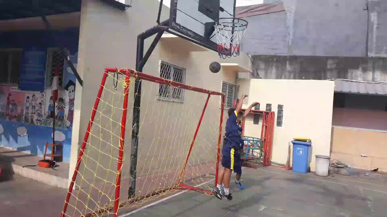 Latihan futsal di sekolahku SD Advent Menteng by zola zoff hewis - YouTube