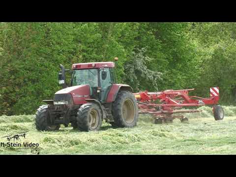 Schwaden für die Silage Ernte 2024 // Case IH Maxxum 135 & Kuhn GA 6520 2 Kreisel Schwader - YouTube