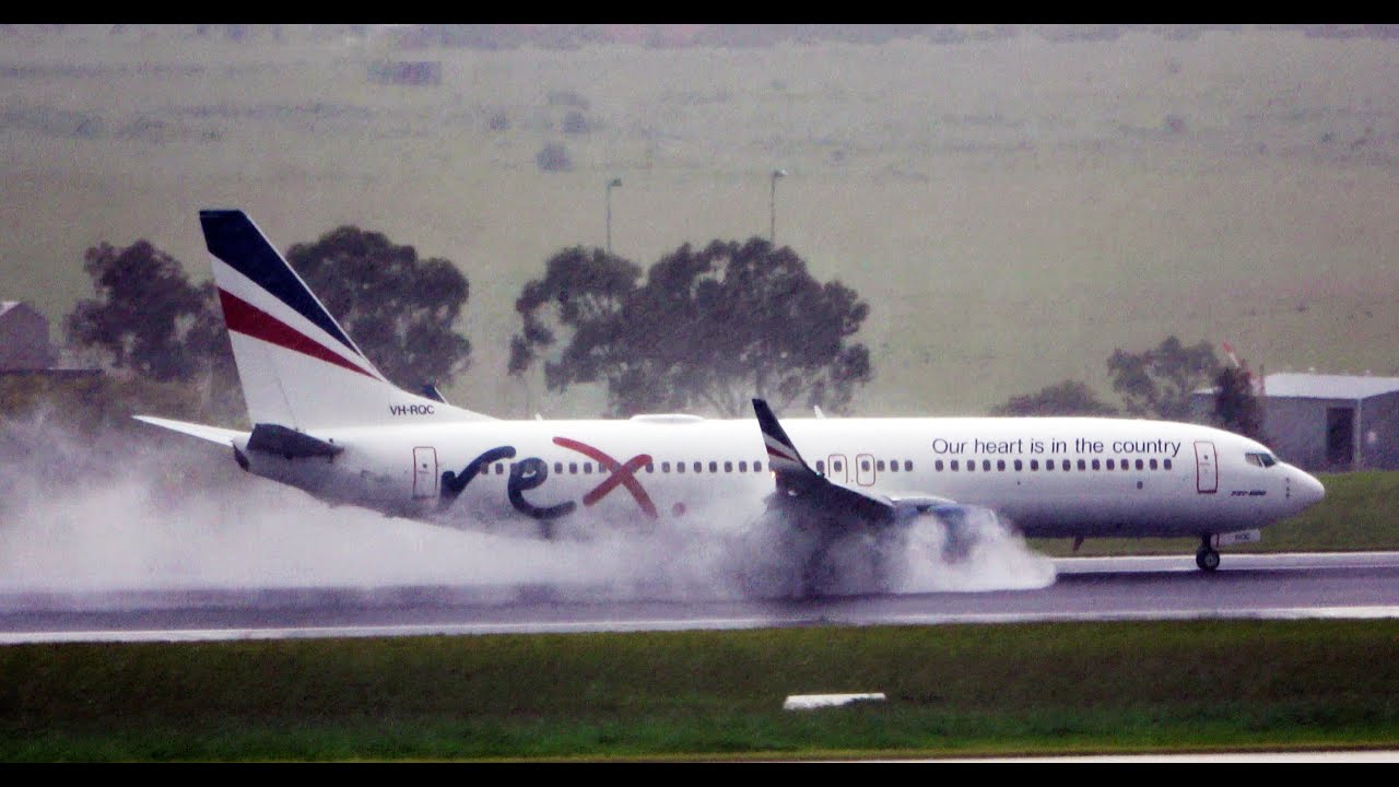 WET RUNWAY landing and takeoffs with loud takeoff spools - Melbourne ...