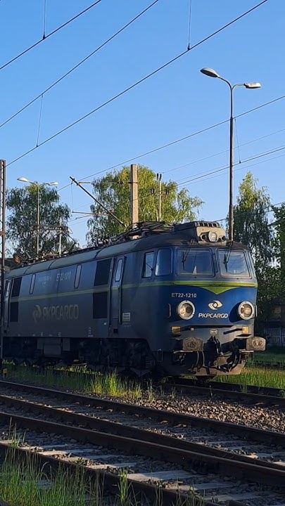 Odjazd ET22-1210 z węglarkami ze stacji Gryfów Śląski #ET22 #pkpcargo #trainspotting #pkp #kolej ...