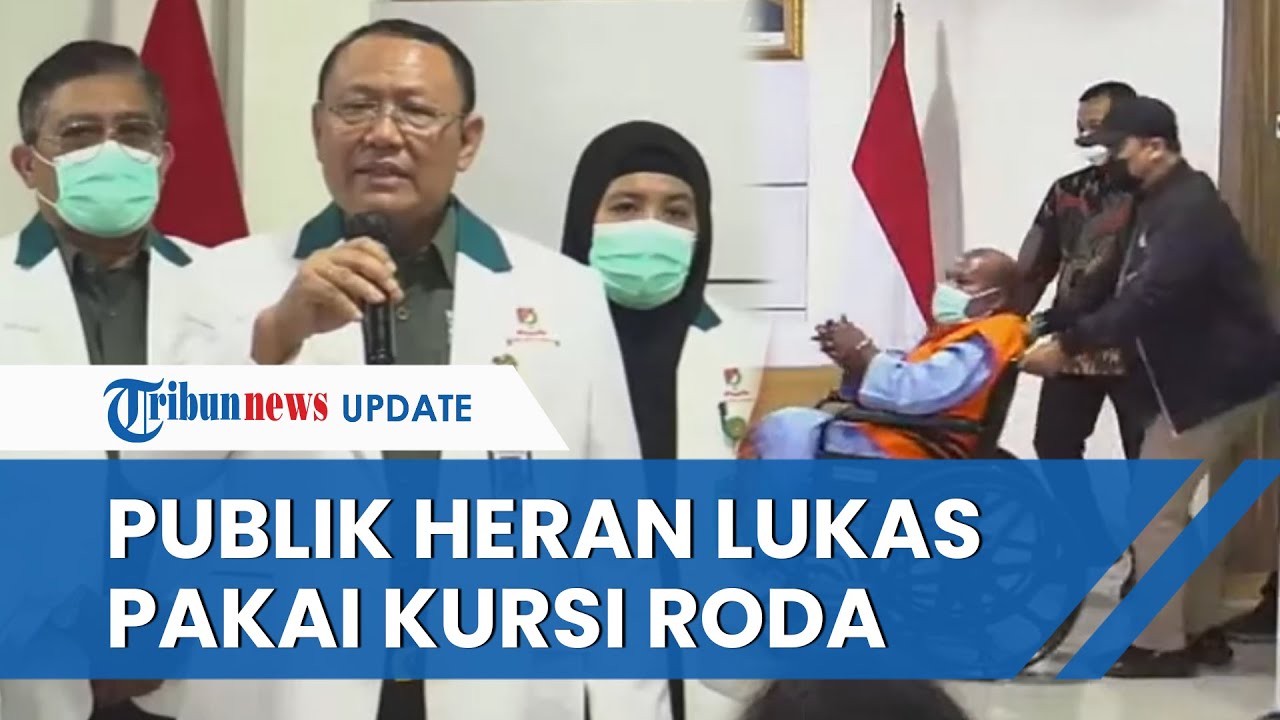 Penampakan Lukas Enembe Tiba-tiba Pakai Kursi Roda saat Konpers, Dokter: Kondisinya Stabil - YouTube