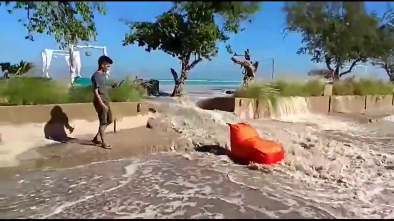 Tsunami kecil di gili trawangan lombok 29 Juli 2018 - YouTube