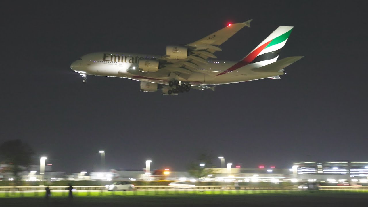 Airbus A380 vs Boeing 787 Day & Night Landings - YouTube