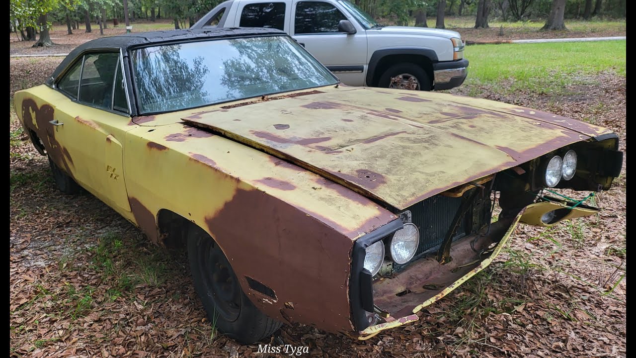 Ratty 1970 Dodge Charger RT 440 - YouTube