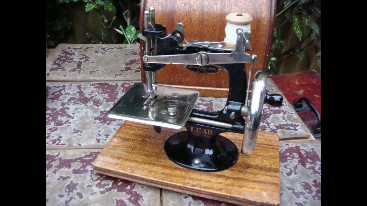 Vintage Old Childs Lead Sewing Machine Miniature Sewing. Retro toy ...
