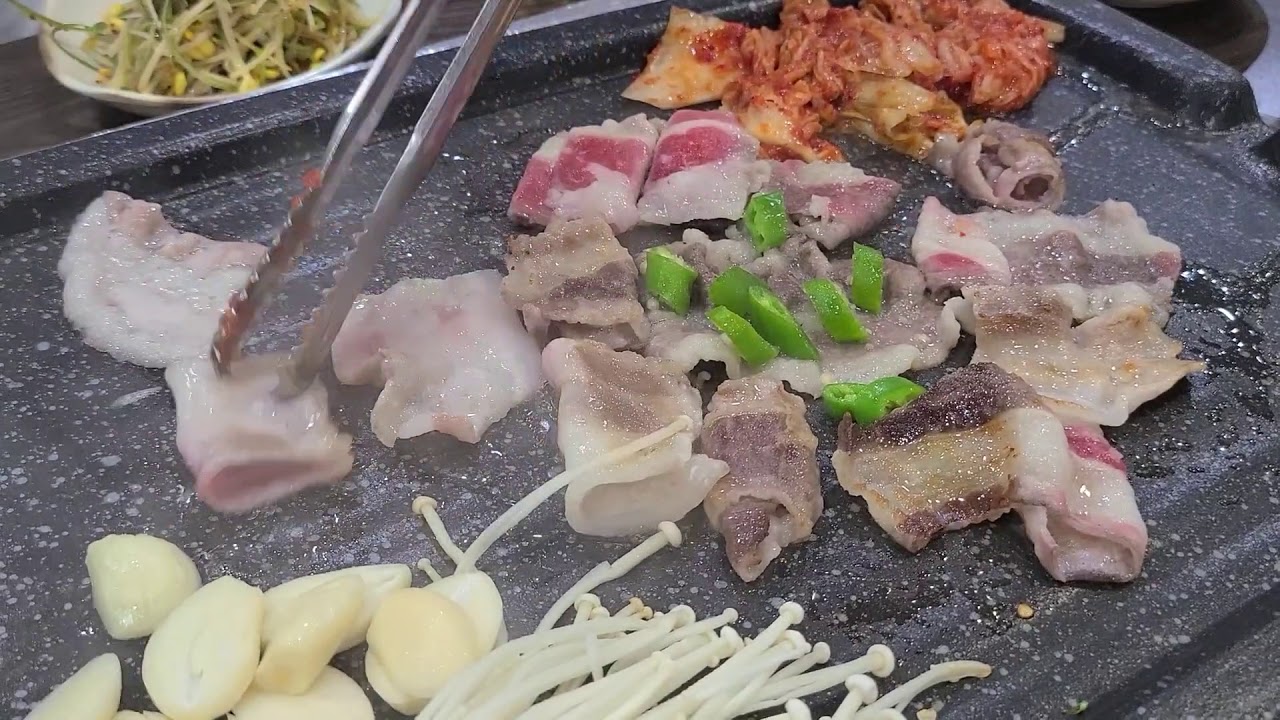 Korean food: iced daepae 3 layers pork & cow 3 layers steake - YouTube