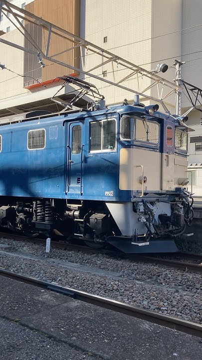 みんな大好きブロワー音&汽笛！ EF64が重連運転で高崎駅を発車するシーン！ - YouTube