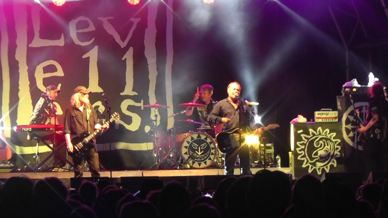 Levellers - Beautiful Day @ Folk By The Oak 16.07.17 - YouTube