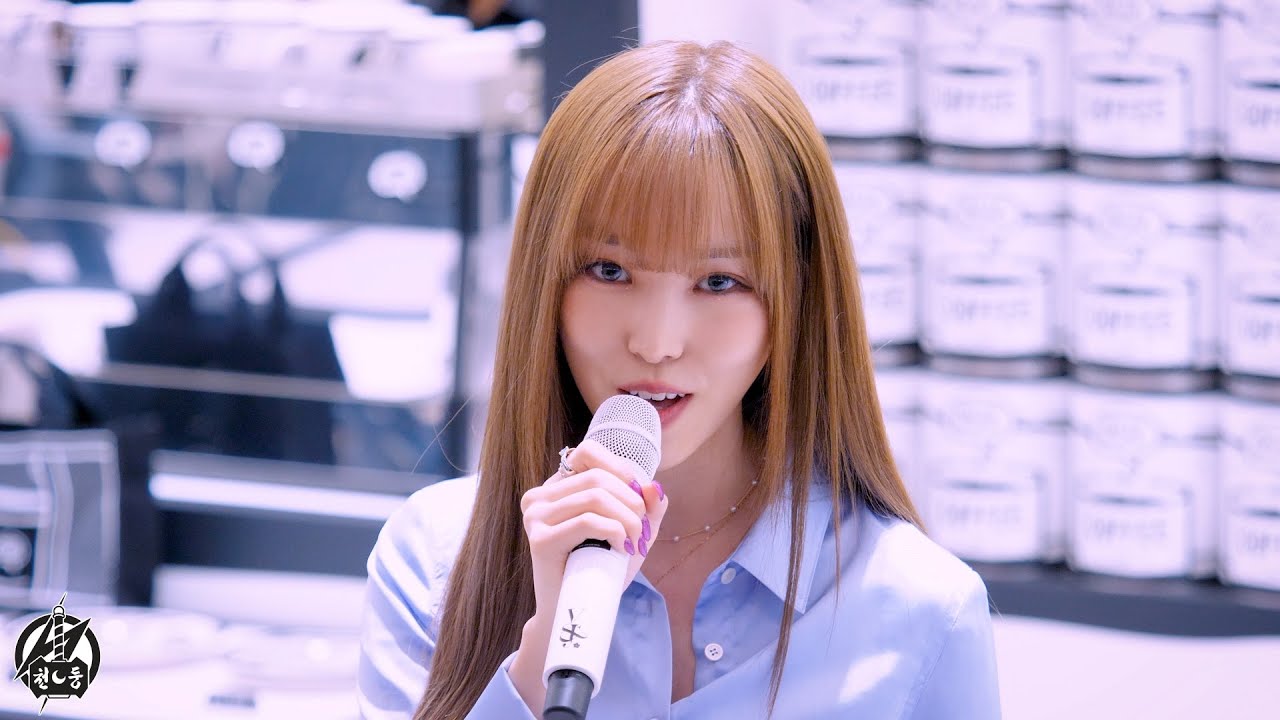 유주 'Without U' YUJU (230310) 10 Minute Live 깜짝 버스킹 Fancam By 천둥 - YouTube