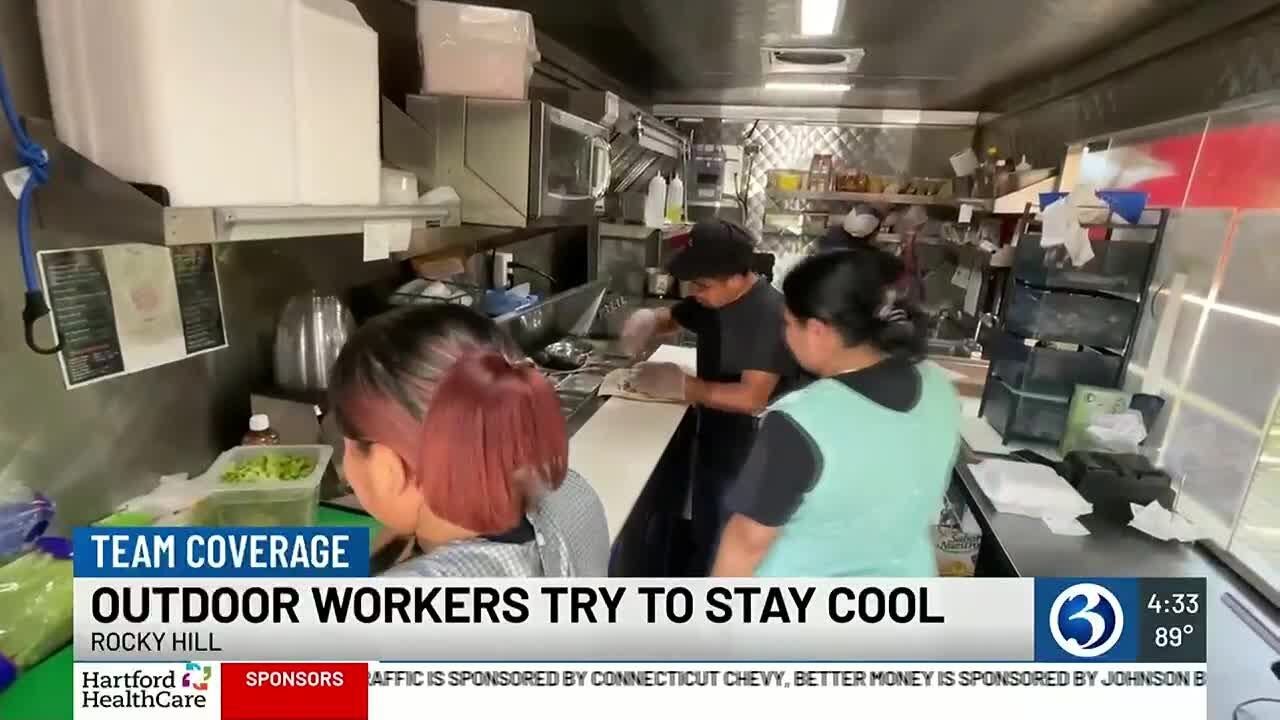 Outdoor workers try to stay cool in the extreme heat - YouTube