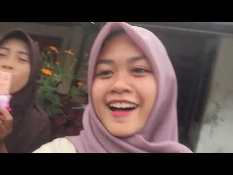 Ketika cewe makan eskrim