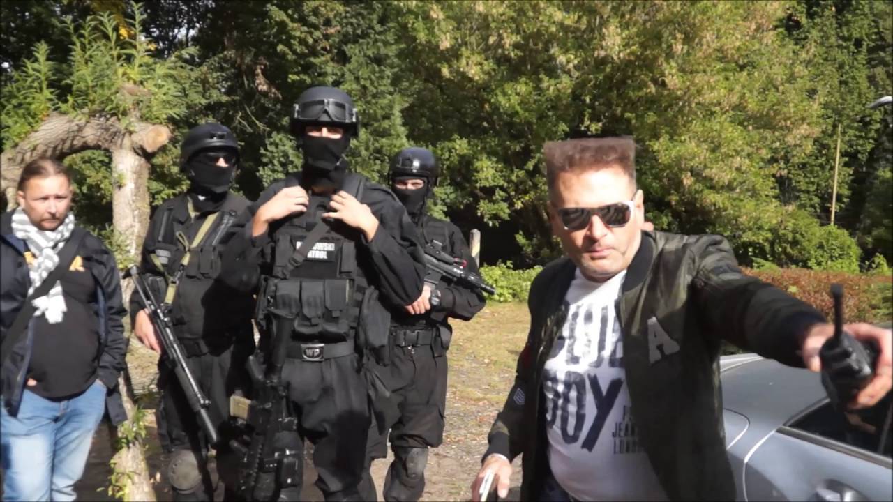 Rutkowski z ludźmi szturm na pałac w Stolcu w filmie Szczecin Nocą ...