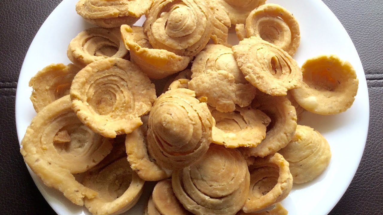 How to make Foolchakri Mathri / Punjabi mathri - YouTube