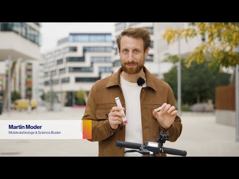 Science Buster Martin Moder zu Besuch bei Novartis Österreich
