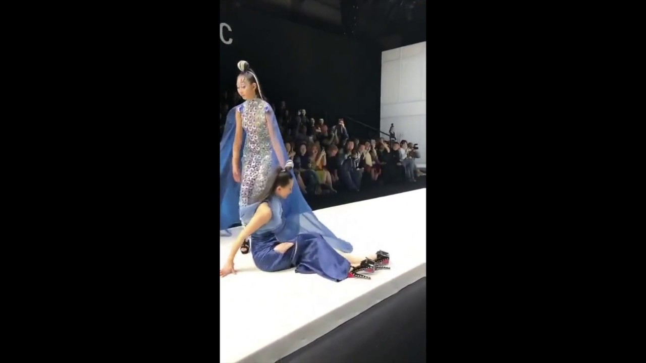 2 Models fall down in very high heels during a Chinese fashion show ...