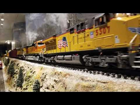 MTH Union Pacific ES44AC GEVO, SD70ACe, BNSF AC4400CW Lash-Up San Diego 3-Railers 09-22 - YouTube