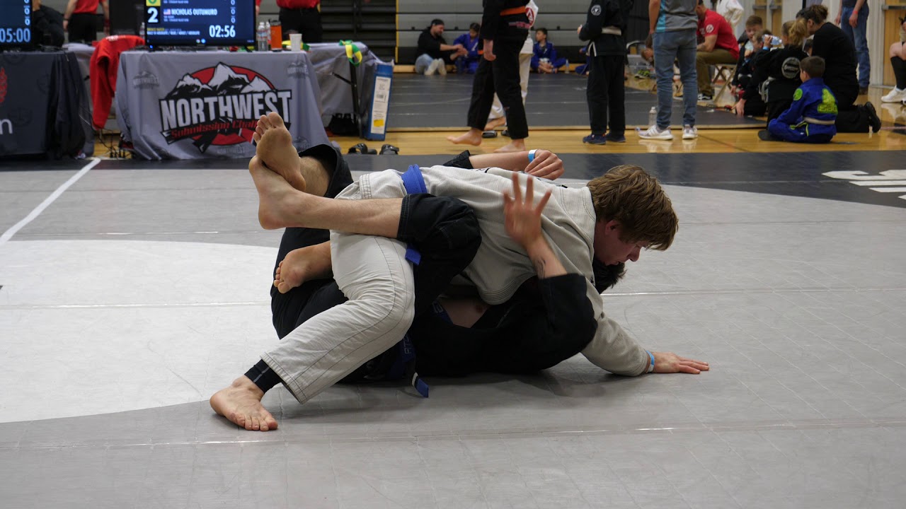 Matthew Cota vs Nicholas Outumuro - YouTube
