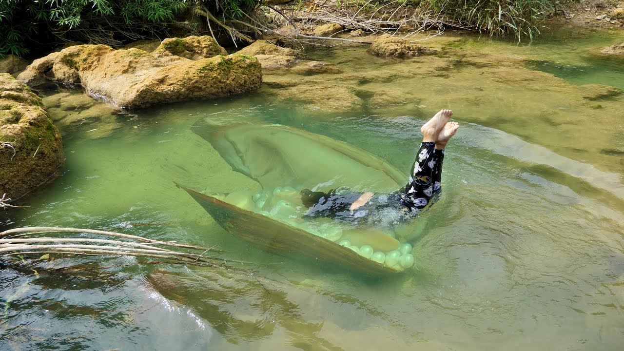 The most primitive way of pearl collection, white and tender pearls are ...