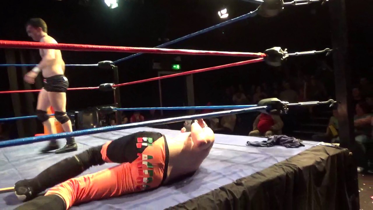 'Heavyweight' Lewis Barrett Vs El Acero - YouTube