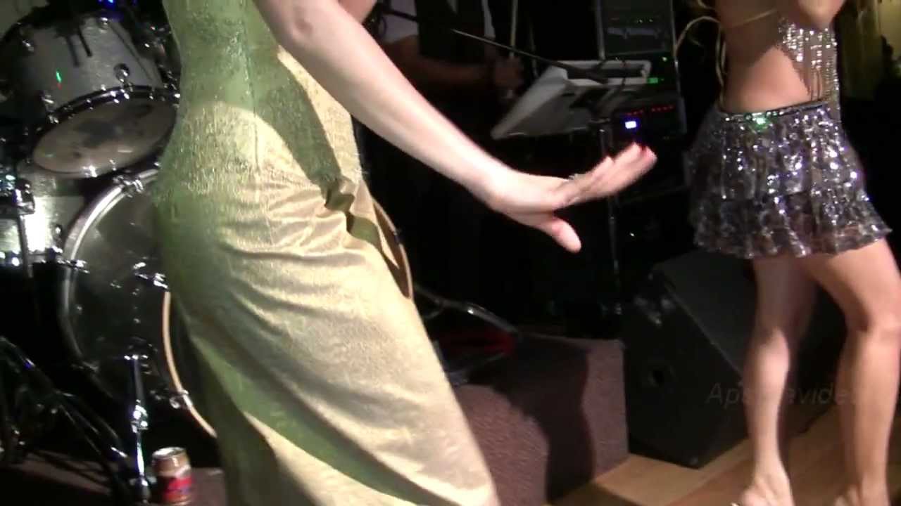 Lor Bopha sings Khmer Ramvong song "Kanhal Trov Kjol" in Stockton, California - YouTube