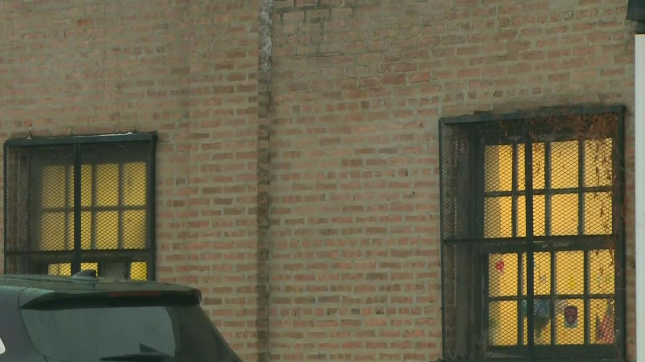 Man's body found inside crate at Humboldt Park warehouse - YouTube