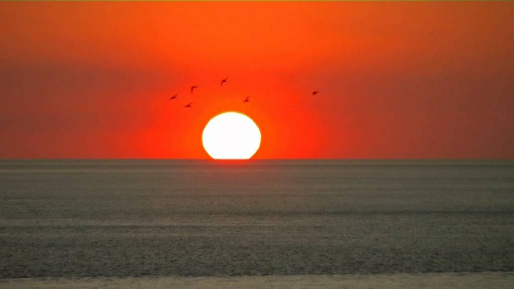 Time-lapse of the sun dropping over the horizon - YouTube